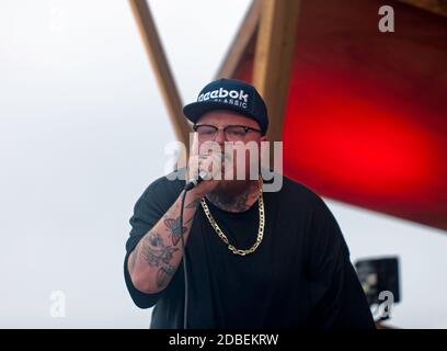 Thom Rylance, lead singer of The Lottery Winners performing at Wychwood ...