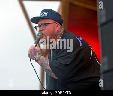 Thom Rylance, lead singer of The Lottery Winners performing at Wychwood ...