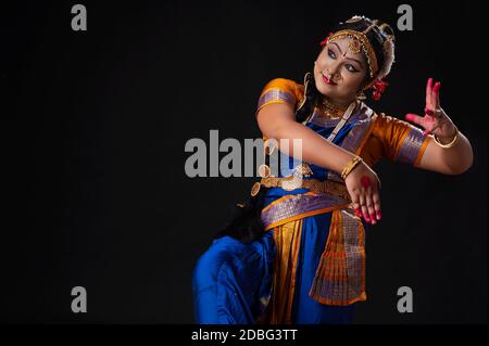 Kuchipudi dancer in Alapadma mudra Stock Photo - Alamy