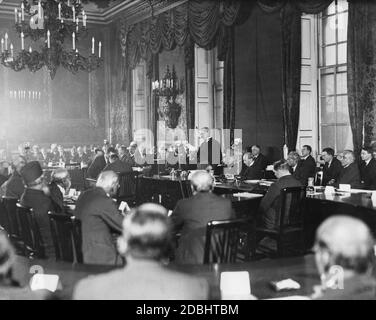 Indian Round Table Conference. London 1930 Stock Photo - Alamy