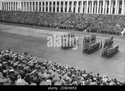 "Spectators at the parade of the Reich Labor Service during the Nazi ...