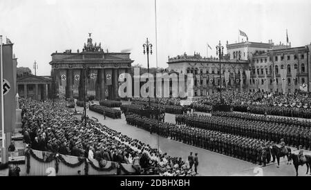 Wehrmacht parade at the Brandenburg Gate in Berlin, 1939 Stock Photo ...