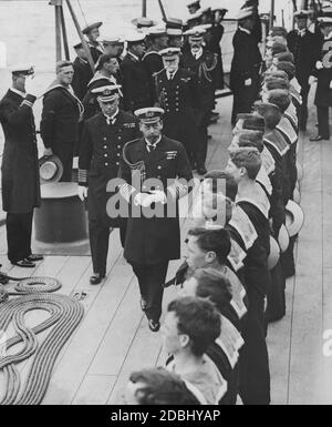 1914: King George V takes the salute as the first Guards pass ...