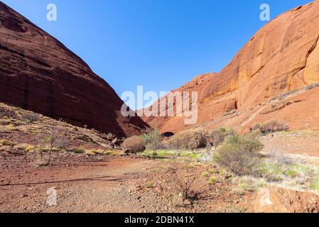 Spectacular Australian outback desert landscape with golden rocky ...