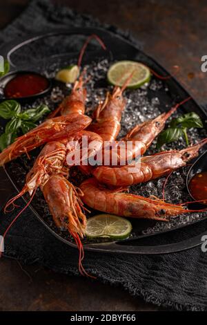 Raw fresh Jumbo king tiger prawns Stock Photo - Alamy
