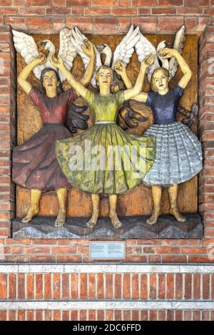 Oslo, Ostlandet / Norway - 2019/08/30: Swan fountain sculpture by Dyre ...