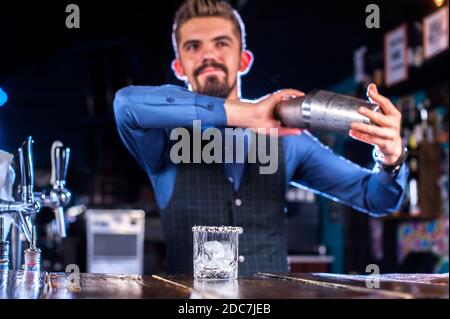 Barman mixes a cocktail at the pothouse Stock Photo - Alamy