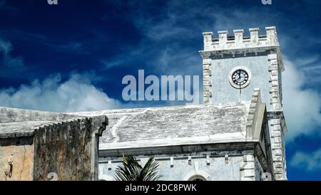 Blue ocean colors and buildings of Bermuda Stock Photo - Alamy