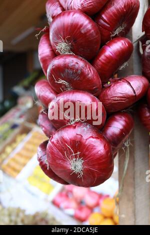 A bunch of red onions at an outdoor market Stock Photo - Alamy