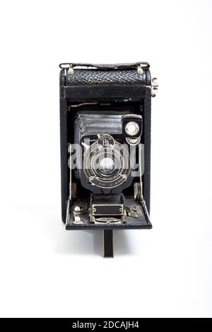 A 1910 vintage single-lens camera on white background Stock Photo - Alamy