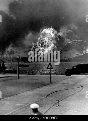 1941 , 7 december , USA : USS SHAW exploding during the Japanese raid ...