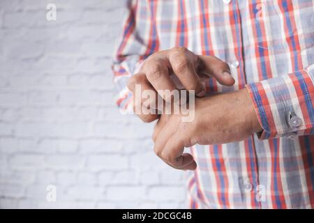 man suffering from itching skin, close up Stock Photo - Alamy