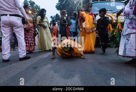 Kolkata, India. 20th Nov, 2020. Hindu devotees prey on the riverbank of ...