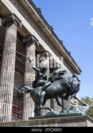 Kämpfende Amazone Fighting Amazonian Woman by August Kiss statue on the ...