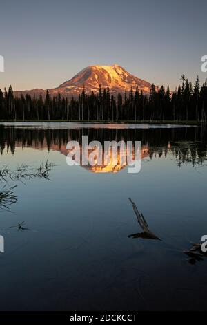 Dusk in the Cascade Mountain Range Stock Photo - Alamy