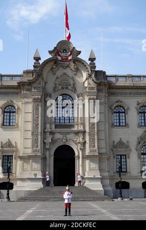 Guards outside the presidential palace, Lima, Peru Stock Photo - Alamy