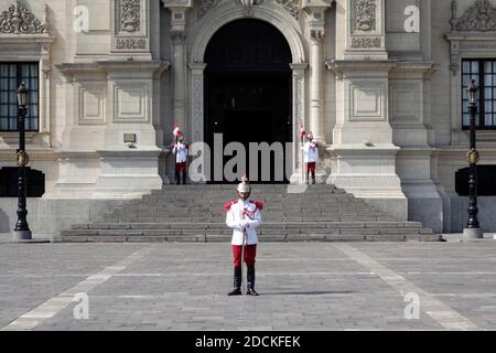 Guards outside the presidential palace, Lima, Peru Stock Photo - Alamy