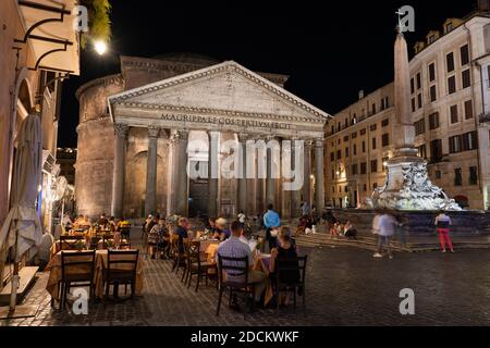 People at cafe tables by the Pantheon in the Piazza della Rotonda Rome ...