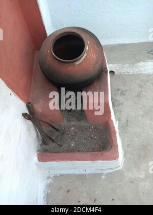 Traditional cooking stove. Traditional Indian earthen cooking stove ...