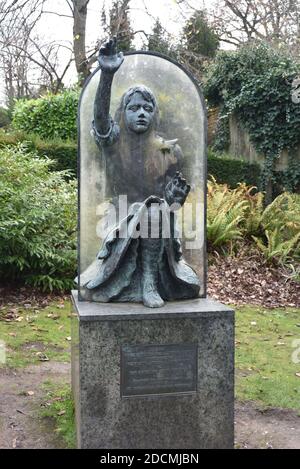 Alice Through The Looking Glass statue in Castle Grounds, Guildford ...