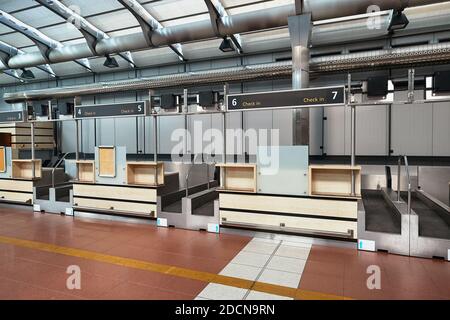 Check-in counters and baggage conveyors at an airport Stock Photo - Alamy