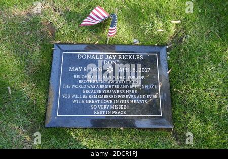 MUSCLE BEACH PARTY, Don Rickles (sweatshirt), Peter Lupus (right), 1964 ...
