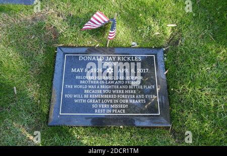 MUSCLE BEACH PARTY, Don Rickles (sweatshirt), Peter Lupus (right), 1964 ...