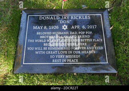 MUSCLE BEACH PARTY, Don Rickles (sweatshirt), Peter Lupus (right), 1964 ...