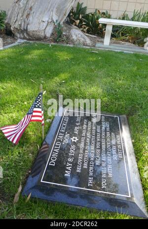 MUSCLE BEACH PARTY, Don Rickles (sweatshirt), Peter Lupus (right), 1964 ...