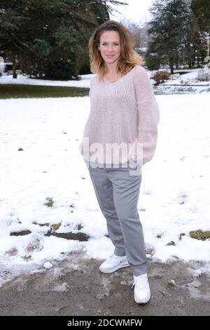 Lorie Pester assiste a un photocall pour le film Demain nous Appartient ...