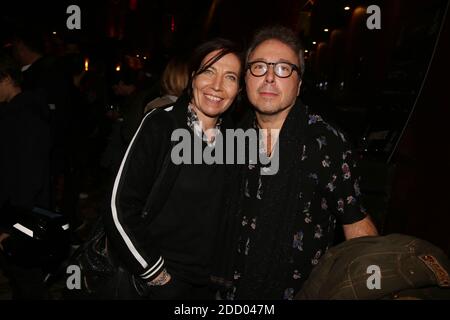 Elise Larnicol et Pascal Vincent lors de la Premiere du show de ...
