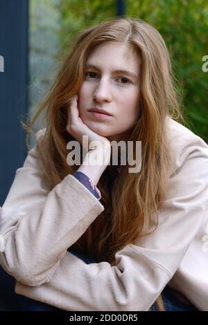 Agathe Bonitzer pose pour une seance photo lors du 8eme Festival 2 ...