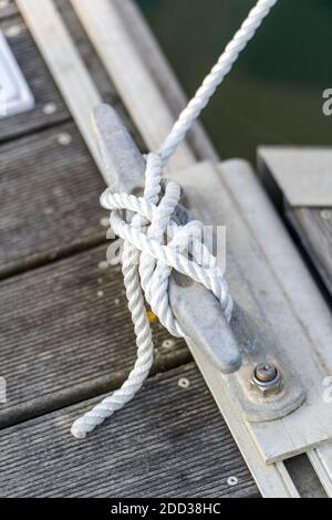 Pontoon mooring chain Stock Photo - Alamy