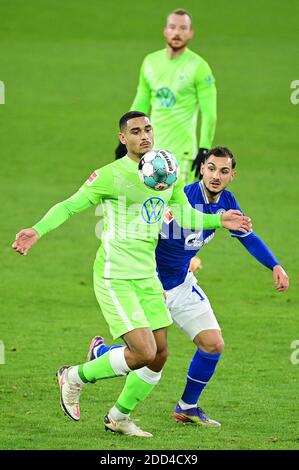 Maxence Lacroix (VfL Wolfsburg, #04) geht vom Feld nach seiner Rote ...