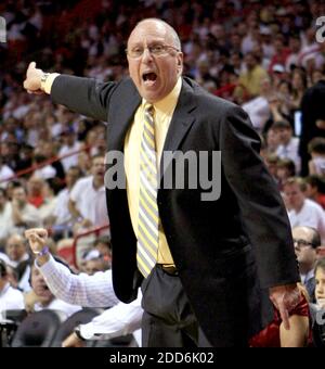 Miami Heat coach Ron Rothstein huddles with the team before play in an ...