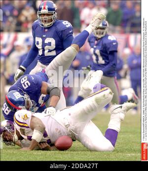 New York Giants quarterback Mike Glennon (2) passes against the Dallas ...