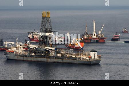 The mobile offshore drilling unit Q4000 holds position directly over ...