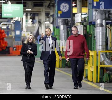 President Barack Obama, GE CEO Jeffrey Immelt, left, and plant manager ...