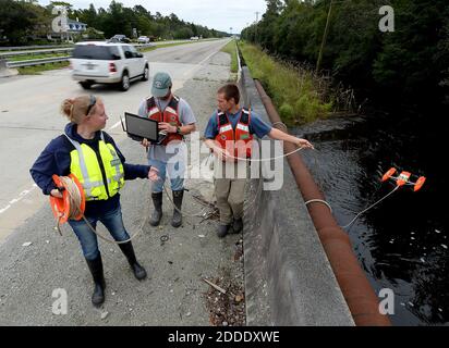 An acoustic Doppler current profiler (ADCP) underwater Abrolhos reefs ...