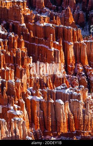 Snow on eroded hoodoos in the Bryce Amphitheater below Sunset Point ...