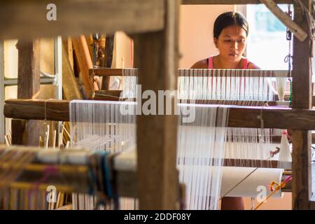 Traditional loom weaving in Abra, Philippines Stock Photo - Alamy