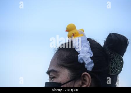 Yellow inflatable duck on head symbol of the Thai protests Stock Photo ...
