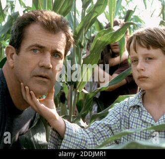 MEL GIBSON, RORY CULKIN, SIGNS, 2002 Stock Photo - Alamy