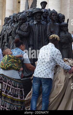 Pope Francis unveils the sculpture on the theme of refugees and ...