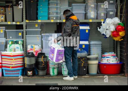 Slough, Berkshire, UK. 27th November, 2025. A dull and miserable day in ...
