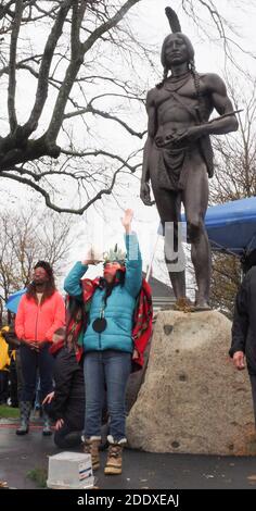 Massasoit statue on Cole's Hill in Plymouth MA Stock Photo - Alamy