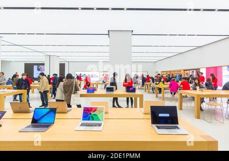 The Apple store in Taipei 101, Taiwan Stock Photo - Alamy