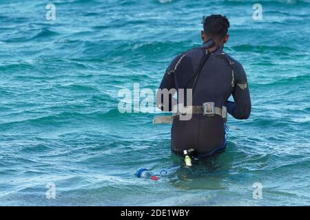 Diver man ready to dive in sea. smiling with goggles.84425 Diving ...