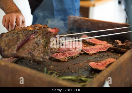 Preparing and serving Roast Beef at a buffet table Stock Photo - Alamy