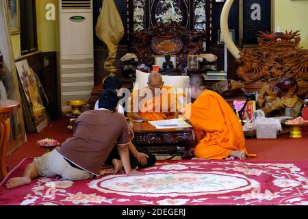 monk in Wat Ounalom in Phnom Penh, Cambodia Stock Photo - Alamy